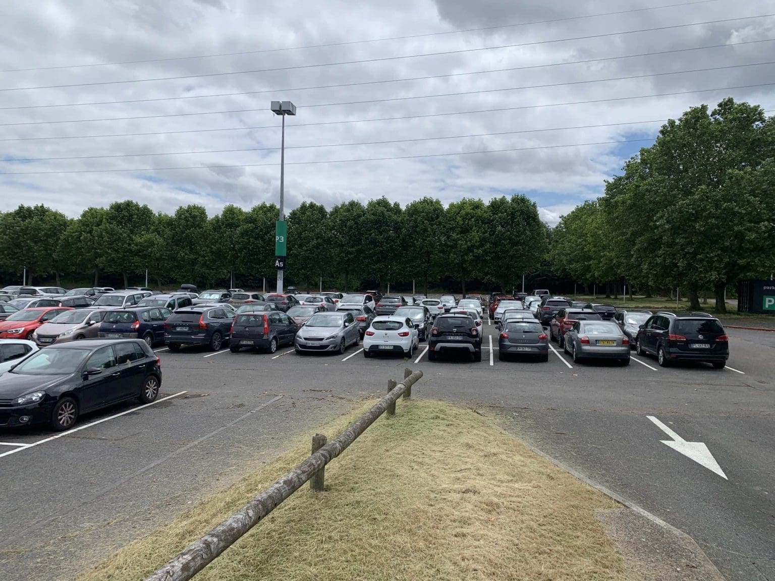 Valet parking at Roissy CDG airport + Cheaper car parking